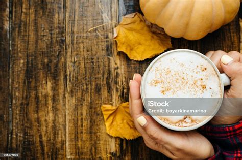 호박 라 떼와 나무 바탕에 마른 나뭇잎 여자 손 상위 뷰 텍스트를 위한 공간 펌킨 스파이스 라떼에 대한 스톡 사진 및 기타 이미지 펌킨 스파이스 라떼 얼음 0명
