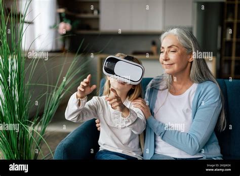 Glückliches Kaukasisches Kleines Mädchen In Vr Brille Spielt In Der