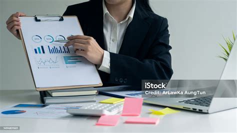 사업가의 손은 스마트폰 사용을 통해 연간 수입과 지출 재무 차트와 재무 보고서 기술 및 비즈니스 개념을 분석하고 계산한다 경영자에 대한 스톡 사진 및 기타 이미지 Istock