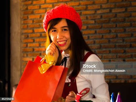 크리스마스 파티 개념의 연기 설정입니다 두 젊은 부부는 크리스마스 파티에 함께 즐길 하 고 여자는 파티에서 선물을 받을 기업 재무와 산업에 대한 스톡 사진 및 기타 이미지