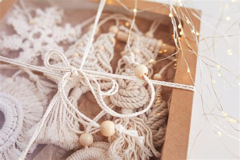 마카메 장식이 있는 크리스마스 선물 상자 크리스마스 트리 반지 마크라메 스타일의 눈송이 천연 소재 면 실 나무 구슬 에코 장식