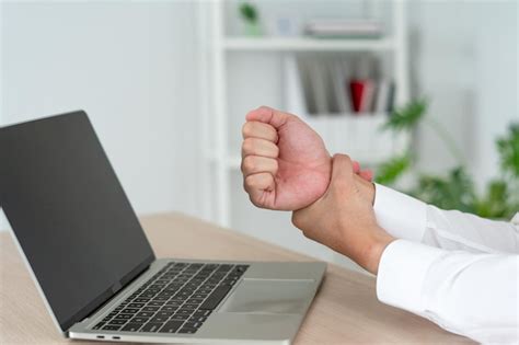 Premium Photo Businesswoman Hurts Wrist While Working A Woman Uses A Computer For A Long Time