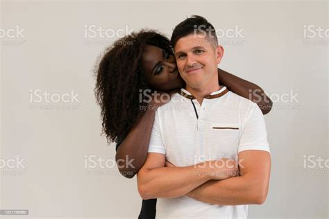 혼합된 인종 가족입니다 젊은 아내가 그의 남편을 포옹 부드러운 부드럽게와 밀접 하 게 사람을 포용 하는 사랑 여자 다 인종