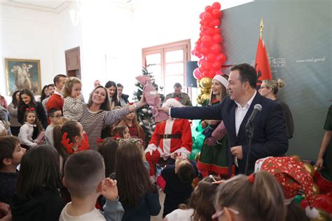 Festat e fundvitit ministri Peleshi gëzon me fëmijët e ushtarakëve