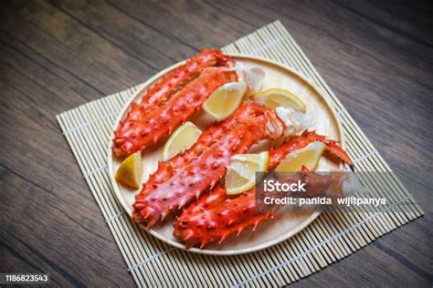 알래스카 왕 게 다리 테이블에 나무 접시에 레몬 향신료와 해산물 요리 붉은 게 홋카이도 갈고리 발톱에 대한 스톡 사진 및 기타