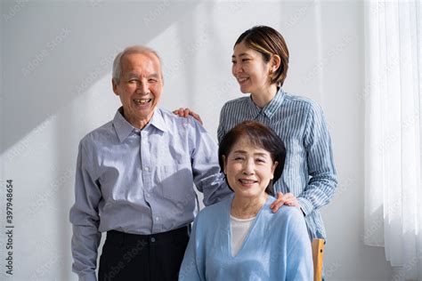 笑顔の日本人親子二世代家族 Stock Foto Adobe Stock