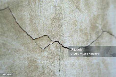 亀裂と古い基礎と石膏の壁修理クローズアップが必要な建物 ひびが入ったのストックフォトや画像を多数ご用意 ひびが入った ウクライナ