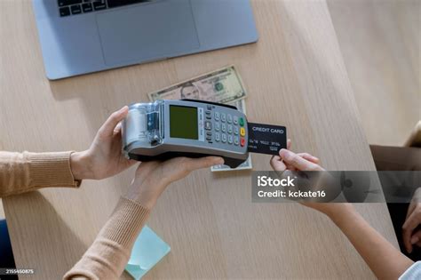 접수 원에게 지불에 신용 카드를 사용하는 고객님 무현금 기술 및 신용 카드 결제 개념 고객이 신용 카드를 사용하여 지불하는
