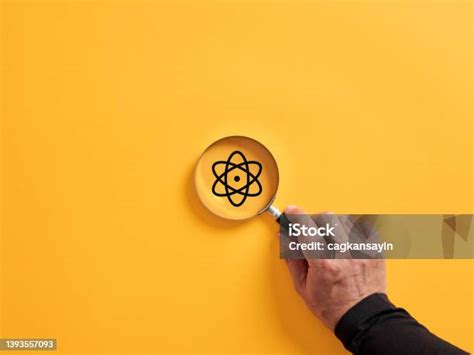 원자 기호 위에 돋보기를 들고 있는 손 과학 및 과학 연구 개념 양자 물리학에 대한 스톡 사진 및 기타 이미지 양자 물리학 권위 돋보기 광학 기기 Istock