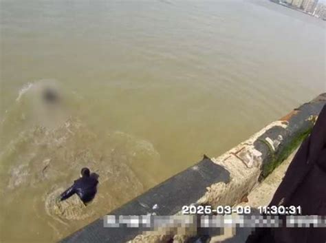 男子因感情问题欲轻生，民警纵身入江挽回生命