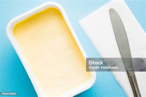 연한 황색 마가린과 나이프의 플라스틱 팩을 열었습니다 근접 촬영 파스텔 블루 데스크 평면도 가득 찬에 대한 스톡 사진 및 기타 이미지 Istock