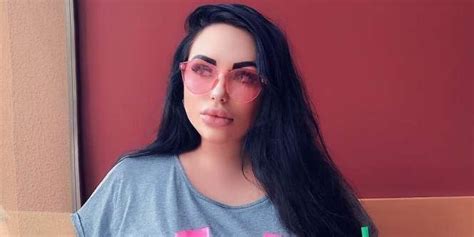 Sempat Dibully Karena Punya Payudara Jumbo Anastasiya Berthier Kini Menjadi Model Pakaian Seksi