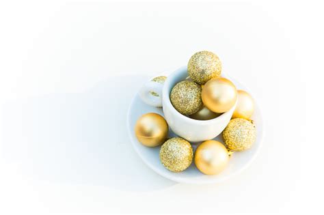 황금빛 크리스마스 공이 안팎으로 있는 커피 컵의 평면도 흰색 표면에 커피 쌍 엽서 사진입니다 공간을 복사합니다 겨울 파티 구성 0명에 대한 스톡 사진 및 기타 이미지