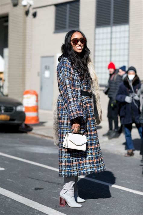 스트리트 스타일은 요즘 유행하는 컨템포러리 스트리트 패션의 현주소와 함께 패션계 종사자 일반 대중들에게도 스타일 인스피레이션을 제공하는 등 패션산업을 형성하는 중