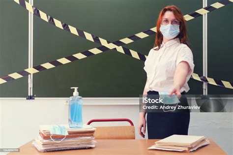 교실에서 의료 용 마스크를 나눠주는 학교 의사 코로나바이러스 검역 중 교육 문제 주기에 대한 스톡 사진 및 기타 이미지 주기 병 살균 Istock