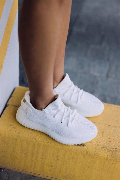 Кросівки білі Yeezy Boost 350 — ціна 1550 грн у каталозі Кросівки