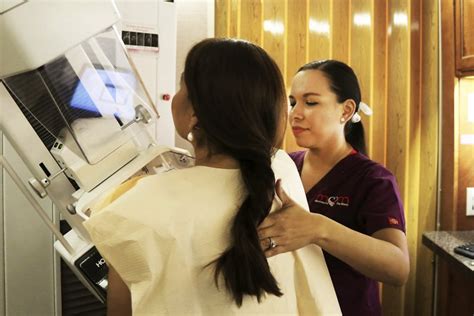 Las mujeres deben hacerse mamografías desde los años para detectar el cáncer según un