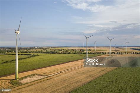 깨끗한 생태 전기를 생산하는 현장에서 풍력 터빈 발전기의 공중 보기 개발에 대한 스톡 사진 및 기타 이미지 개발 건설 산업