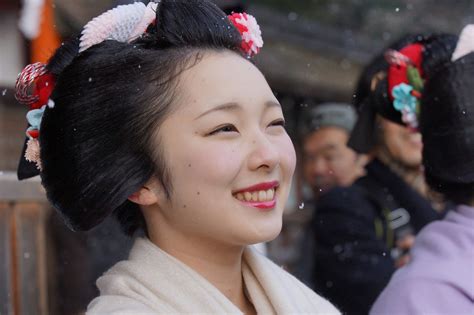 배경 화면 일본 신전 사람들 눈 겨울 키모노 행복 피부 행사 교토 게이샤 아름다운 소녀 아름다움
