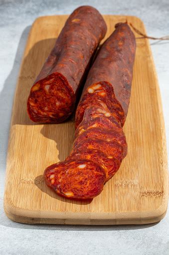 목조 도마에 쿨렌 전통적으로 크로아티아와 세르비아에서 생산 된 붉은 파프리카와 다진 돼지 고기로 만든 고기 소시지 소시지에 대한 스톡 사진 및 기타 이미지 Istock