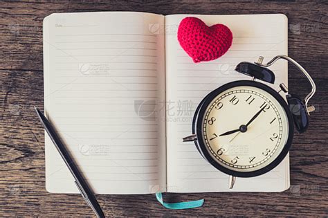 爱的记忆复古时钟时间的记忆爱的故事空纸笔记本上的旧木桌
