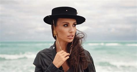 Варлей топлес на тлі морського виднокола поцікавилася фільмами Афіша