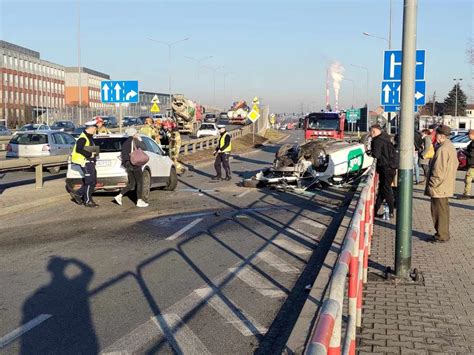 Dramatyczny wypadek w Krakowie Bolt wylądował na dachu FOTO