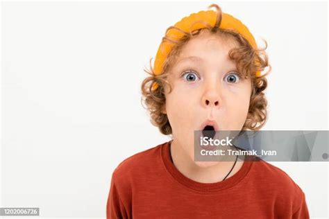 곱슬 머리를 가진 매력적인 소년의 초상화 노란색 모자는 흰색 배경에 고립 된 무서워 아이에 대한 스톡 사진 및 기타 이미지