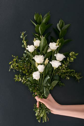 검은 배경 위에 Eustoma와 분기 꽃다발을 들고 여성의 손의 이미지를 자른 검은색에 대한 스톡 사진 및 기타 이미지 검은