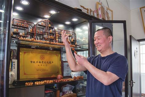 核雕匠人刘铁成刀尖在方寸之间舞蹈 德州新闻网