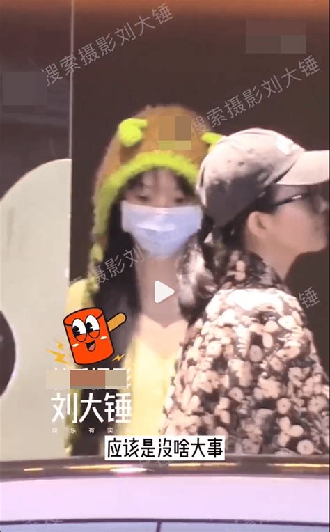 田曦薇因胃病停工到医院就诊 一路捂着肚子惹人怜 搜狐大视野 搜狐新闻