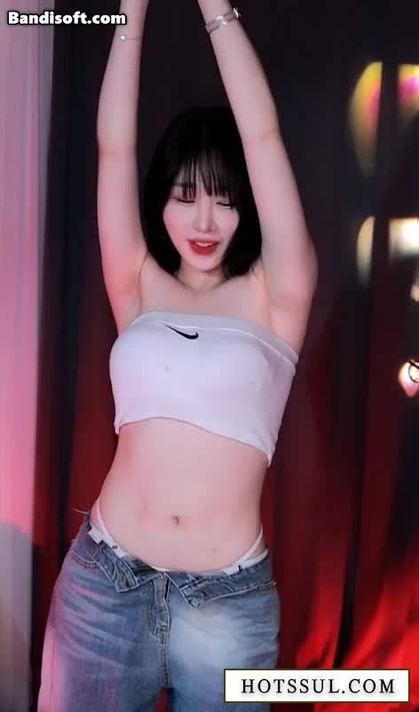 웅장해지는 나이키 크롭탑 봉긋한 가슴 라인 한갱
