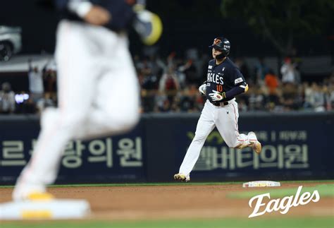 추격포→동점포→ 역전포 넘겼다 하면 ‘영양만점김경문 감독도 깜짝깜짝 놀라죠” 광주 현장