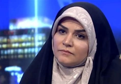 سحر امامی و همسرش در کنار ساختمان شیشه‌ای صداوسیما عکس