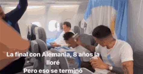 [영상] 아르헨 축구 대표팀 귀국 비행기서 떼창…우린 챔피언