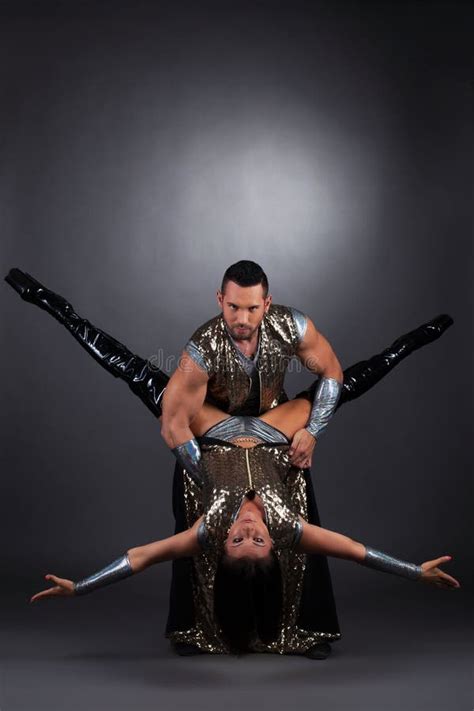 Leidenschaftliches Junges Paartanzen An Der Kamera Stockfoto Bild Von Freund Person