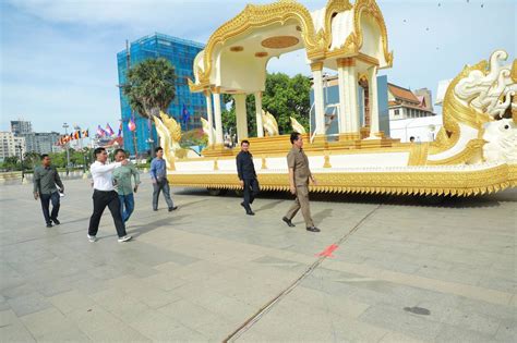 លោក ឃួង ស្រេង ចុះពិនិត្យព្រះរាជពិធីដង្ហែ និងថ្វាយព្រះភ្លើងព្រះបរមសព