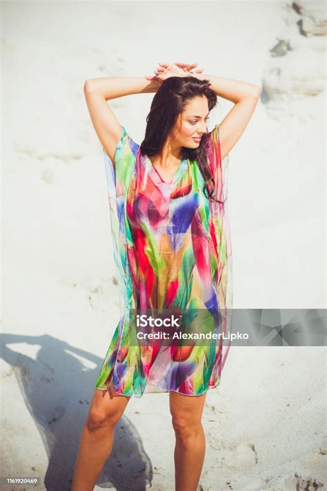 슬림 한 위장과 부드러운 허벅지와 함께 자유로운 느낌의 화려한 패션 스카프 스커트 수영복 수영복 수영복 체중 감소를 보여주는 레이저 뷰티 스파 웰빙 개념입니다 가냘픈에 대한