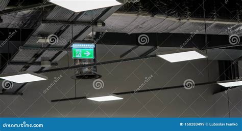 Verlicht Groen Noodsignaalbrandontgrendelteken Met Draaiend