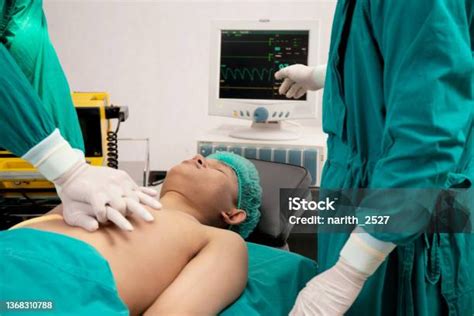 의사와 외과 의사의 손은 병원 심장 및 치료 긴급 및 소생술 의료 및 건강에서 수술에서 구조에 대한 손으로 가슴에 환자 응급의 심장을 펌프 수술에 대한 스톡 사진 및 기타