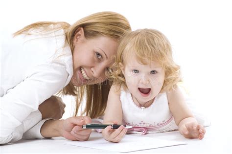 Madre Feliz Con Su Dauther Sonriente Foto De Archivo Imagen De Fondo
