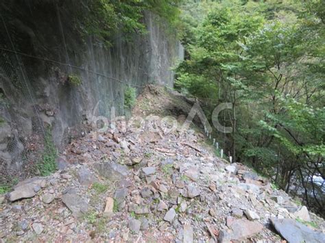 崖崩れ（岩、土砂崩れ、崩落） No 28823467｜写真素材なら「写真ac」無料（フリー）ダウンロードok