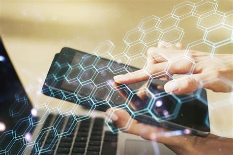 육각형 홀로그램과 배경에 디지털 태블릿을 손가락으로 클릭하는 무선 기술의 창조적 인 개념 빅 데이터 및 데이터베이스 개념 다중 노출 저널리즘에 대한 스톡 사진 및 기타