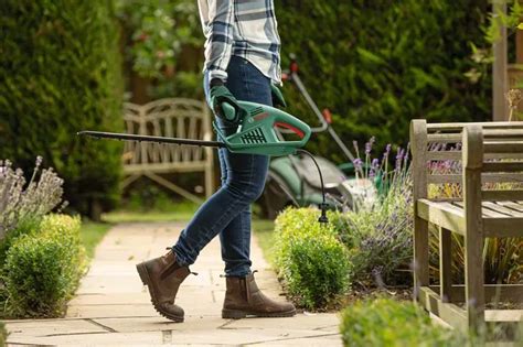 Bosch Grass Cutting Machine 420 Watt Blade Length 45 Cm 600 847 A05