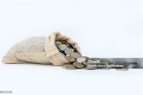 돈 한 봉지가 거짓말과 동전이 쏟아져 나왔다 비용 수준을 제어합니다 이익과 유동성 현금 관리 돈을 내줄 수 있습니다 흰색 배경