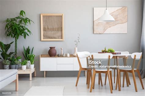 밝은 다 이닝 룸 인테리어 나무 테이블과 네 개의 자 직물 신선한 식물 나무 플랫폼 및 장식 선반에 배치와 함께 포스터의 실제 사진 0명에 대한 스톡 사진 및 기타 이미지