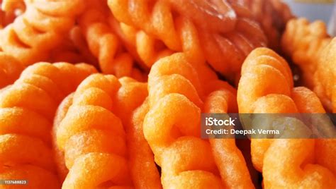 인도 달콤한 음식 임 아 르 티는 또한 암 파 Omriti 자화 Jalebi Jaangiri로 알고 있다 그것은 원형 꽃 모양의