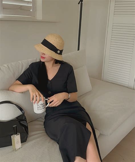 리리앤코 심플한 디자인의 스커트 트임 디테일로 포인트를 준 고급스러운 투피스 세트에요🖤🖤