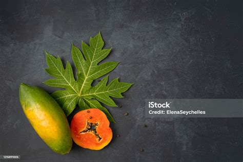 검은 배경에 녹색 파파야 잎과 잘 익은 갓 잘라 파파야 과일 상단보기 복사 공간 파파야에 대한 스톡 사진 및 기타 이미지 파파야 0명 검은색 Istock