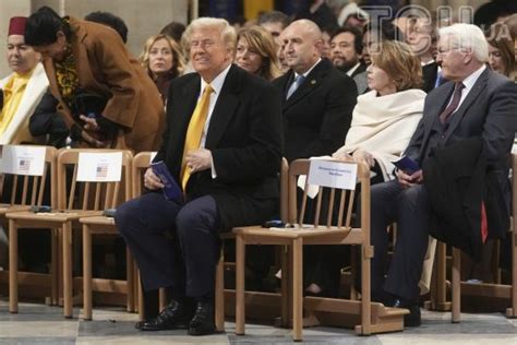 Це привернуло увагу чому всі обговорюють синьо жовтий лук Дональда Трампа з поїздки до Парижа